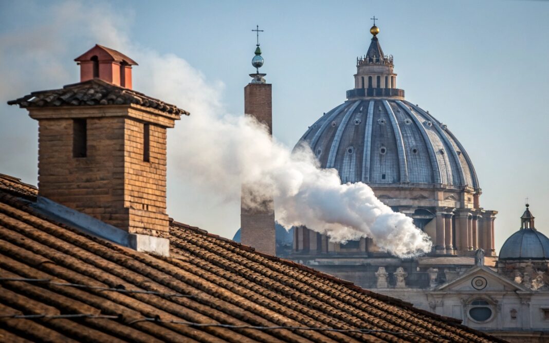 Se instala la chimenea para el cónclave en la Capilla Sixtina ...